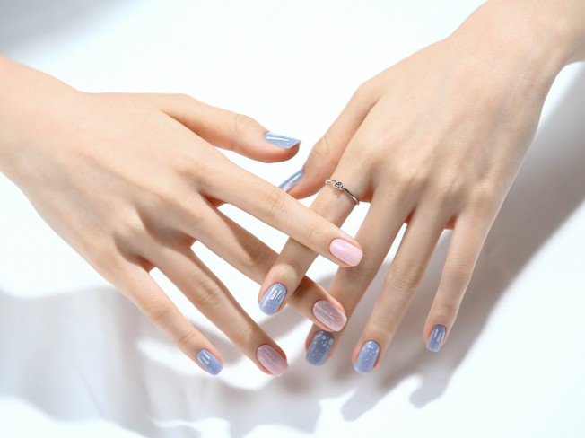 만족스러운 결과물을 만드는 경력다수 손모델입니다. - 크몽